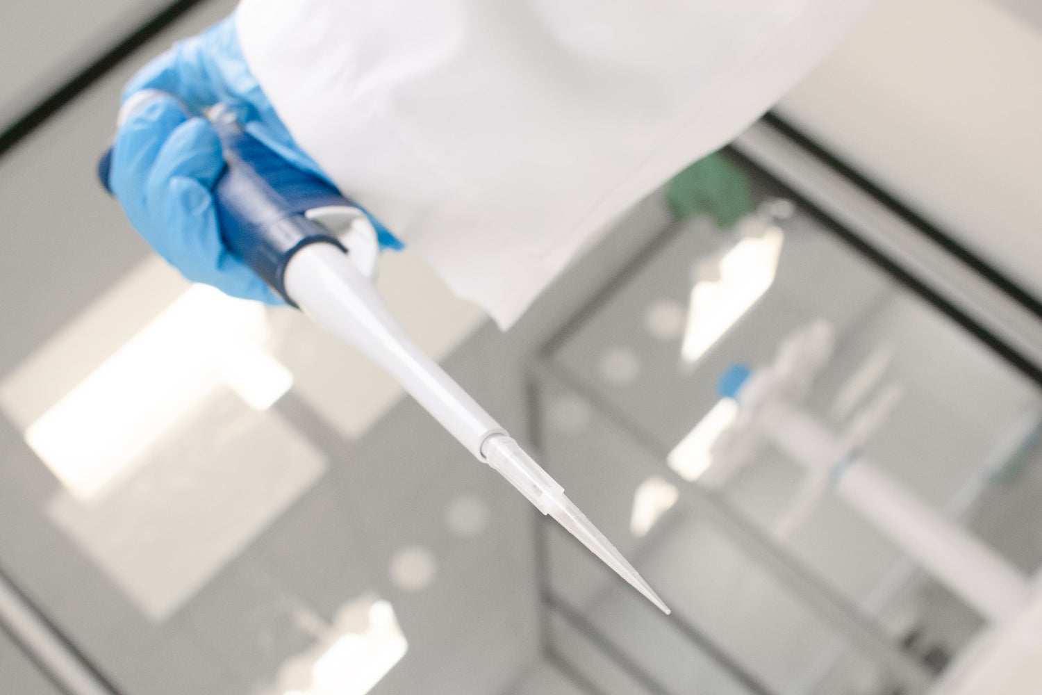 10–100 μl Variable Volume Micropipette | Ossila