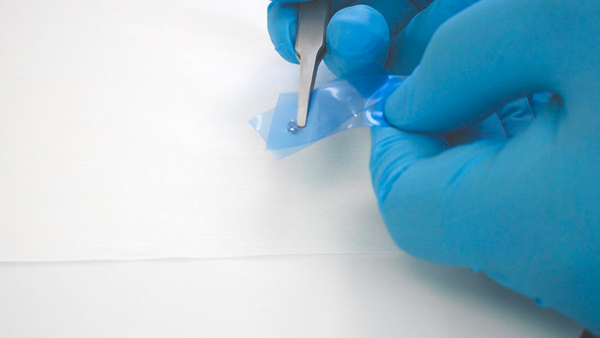 Viscoelastic transfer of 2D material using PDMS | Ossila